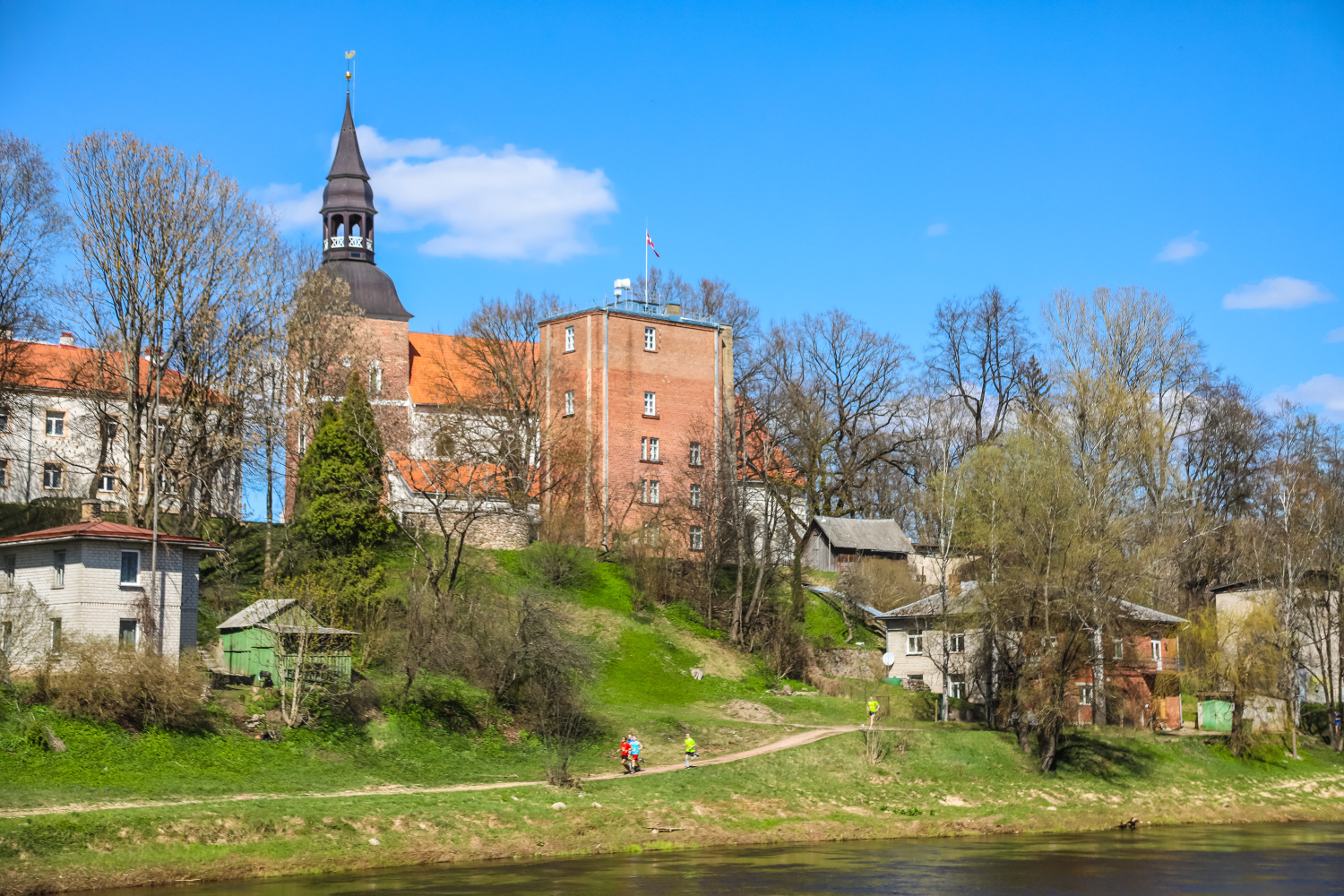 Droša failu glabāšana. Ātra lielu apjomu pārsūtīšana.